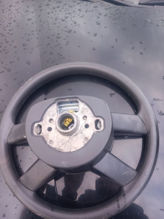 Volan golf 5 plus ce se vede în poza Resita • OLX.ro