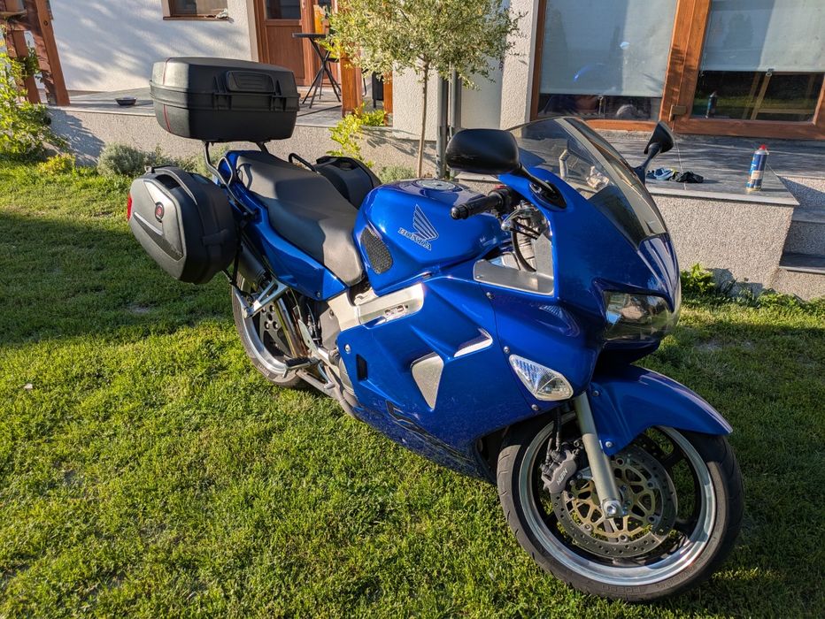 Honda Vfr 800 rc46 cu 3 cutii și accesorii Ilieni • OLX.ro