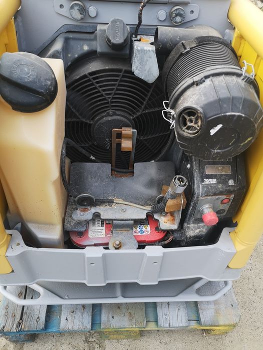 Placa compactoare WACKER DPU 80 de 724kg cu telecomanda Roman • OLX.ro