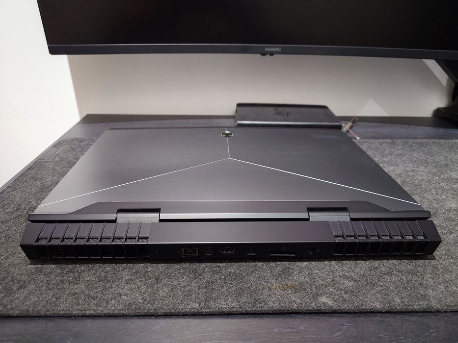 Laptop Alienware 17 R4 (Geforce GTX 1070, Intel Core i7-7700HQ) Corunca ...