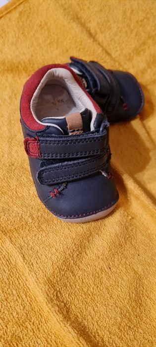 Ghetute bebe Clarks marimea 18 Brasov • OLX.ro