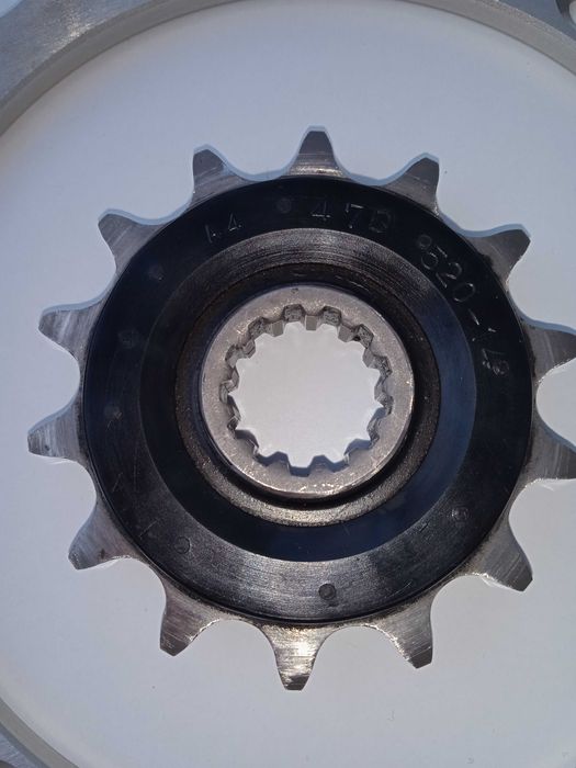 Зъбчатки Suzuki 520 14/49 гр. Асеновград • OLX.bg