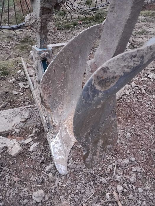 Vând plug de arat Vicovu de Sus • OLX.ro