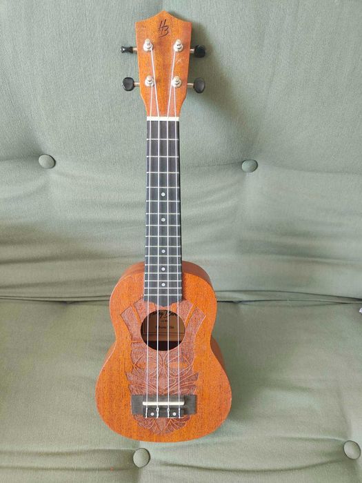 Сопрано укулеле Harley Benton - Kahuna-S Tiki, кафяво гр. Велико ...