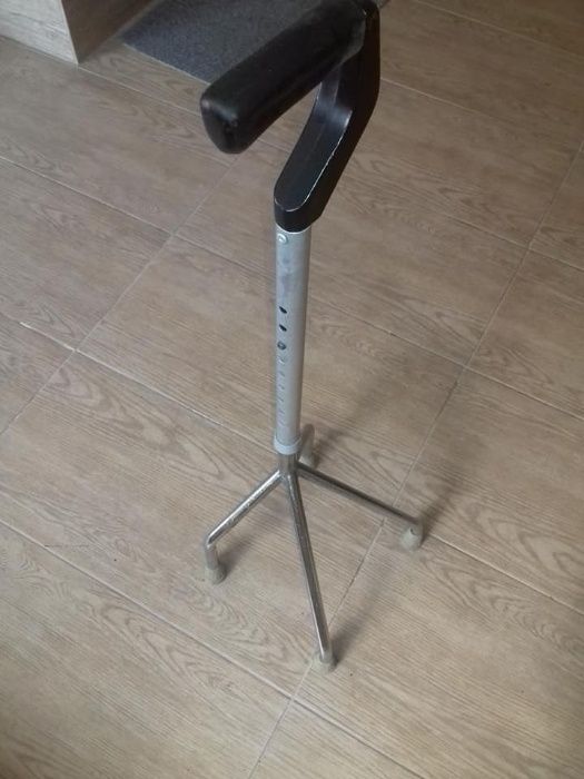 Cârja cu patru picioare ortopedica. Ocna Sugatag • OLX.ro