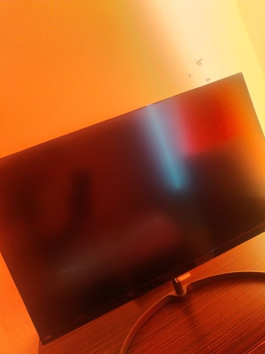 Monitorul din imagine este un Philips 276E8VJSB/00, un monitor LCD 4K ...