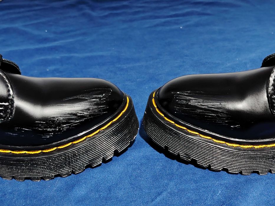 Dr. Martens ghete mărimea 41, interior 25,5 cm, defect in ultima poză ...