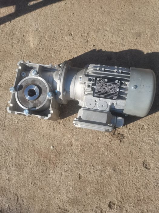 Motor electric cu reductor Martineni • OLX.ro