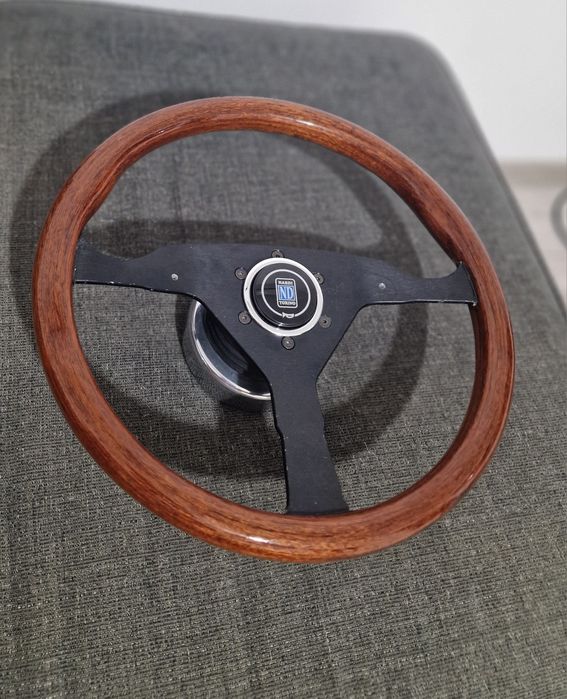 Volan lemn Momo Bmw E 34/E 30 Ploiesti • OLX.ro