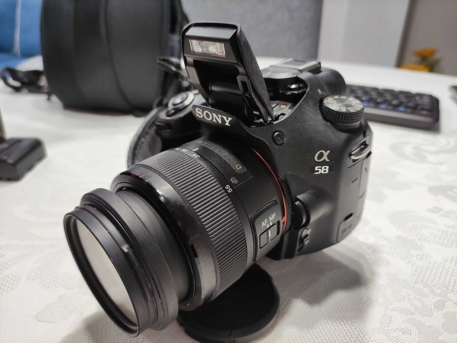 Фотоапарат DSLR Sony Alpha A58, обективи 18-55мм, 35мм, подаръци гр ...