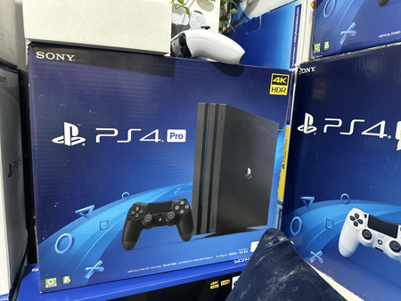 Playstation4 Pro 2TB 35 игр два джестика как на фото