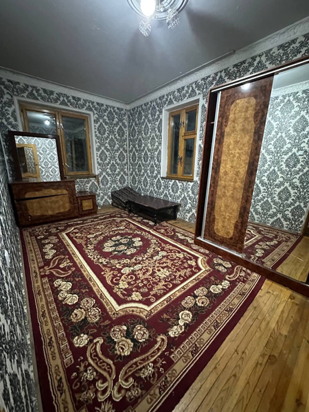 Чиланзар 8.  СРОЧНО продается 2 х комнатная 60 м2