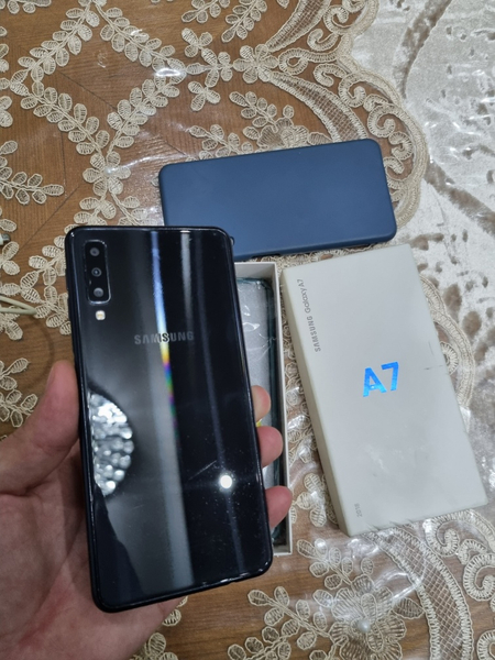 Samsung a7(2018), 4/64гб