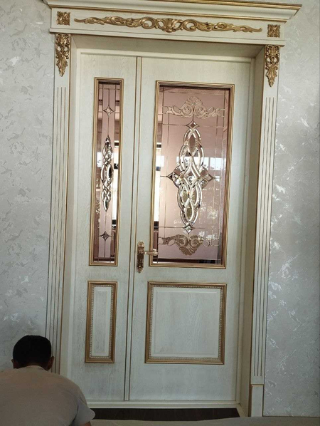 Gulli naqshli shotlandka oynalar