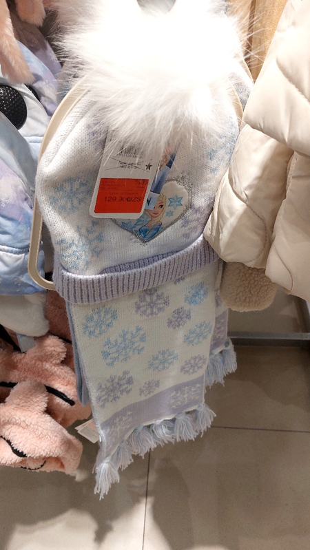 Продается новая шапочка Frozen от Waikiki.