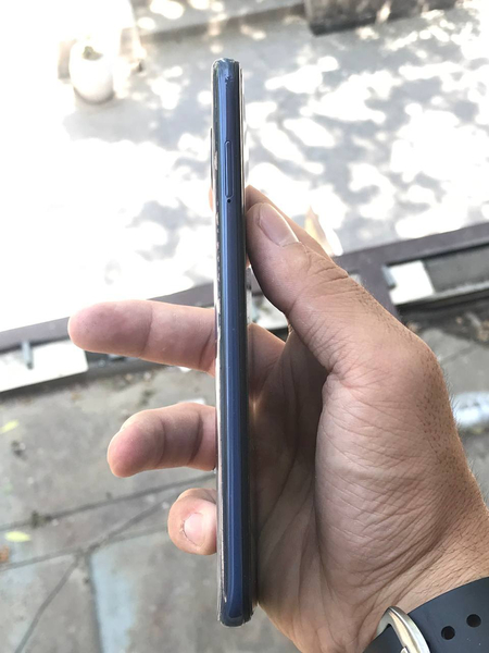 Xiaomi Redmi Note 9 Laminati bilan turibdi
