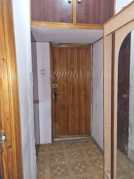 2в3/1/4 Ялангач базарчик, теннисные корты,Не торец. 47м². Балкон 1,5×3