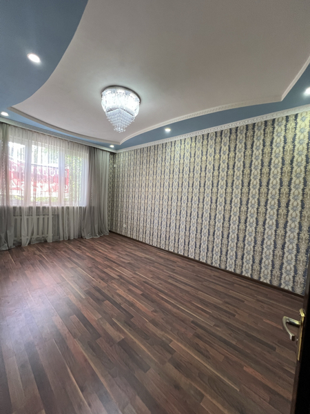 Продаетса 3х комн кв срочно цена договорная реалным клиентам .
