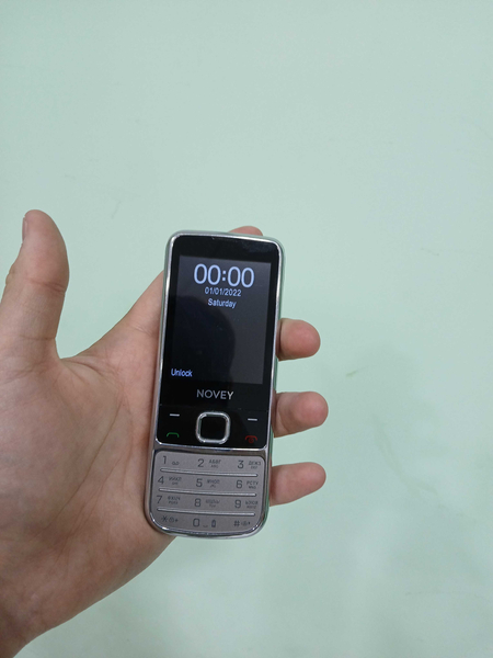 Novey 670 yangi telefon