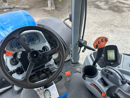 Traktor New Holland T7060