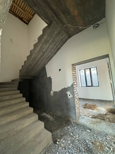 Продаётся дом 2 этаж Чирчик шахар  ховли Уй сотилади 3,5 сотих 6 хона