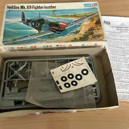 Сборная модель самолета  Б-29 «Суперфортресс» Enola Gay (Академи 1/72)