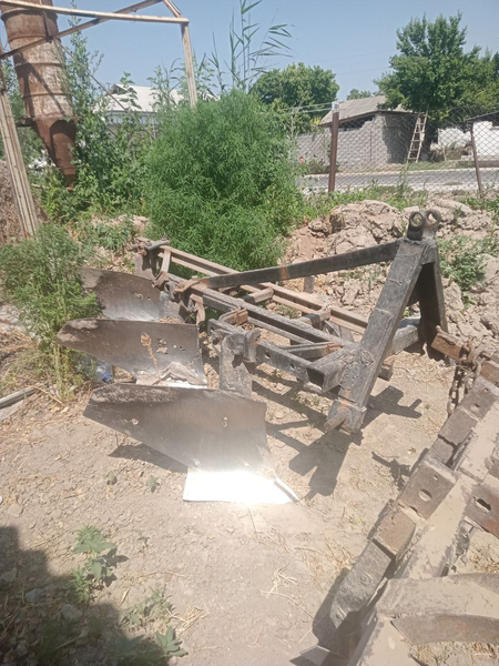 Traktor sotiladi