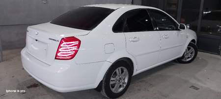 Lasetti 1.8 sotiladi