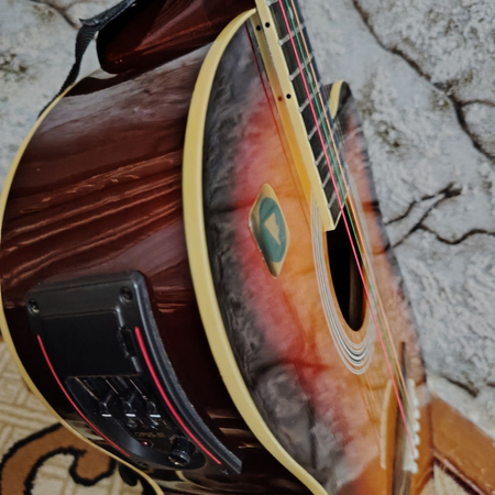 Ekvalayzerli Gitara sotiladi