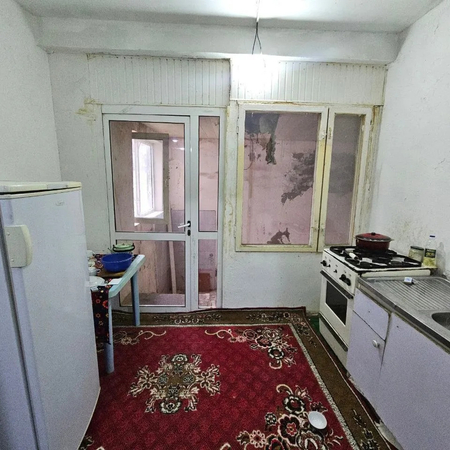 Срочно продаётся 2комнатная квартира на 3этаже, смежные комнаты, без р
