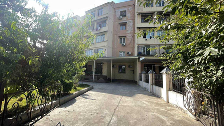 Продаётся квартира 4-х комнатная на 1 этаже.