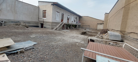Hovli sotiladi dehqon bizori oldida