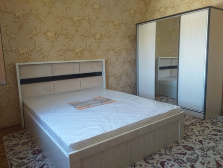 Сдаётся 3х ком квартира на 3 этаже,мебель в зале имеется,:Шарк Карзин