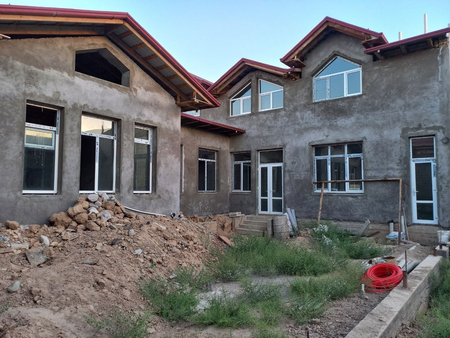 Hovli 4 sotix yarim tayyor