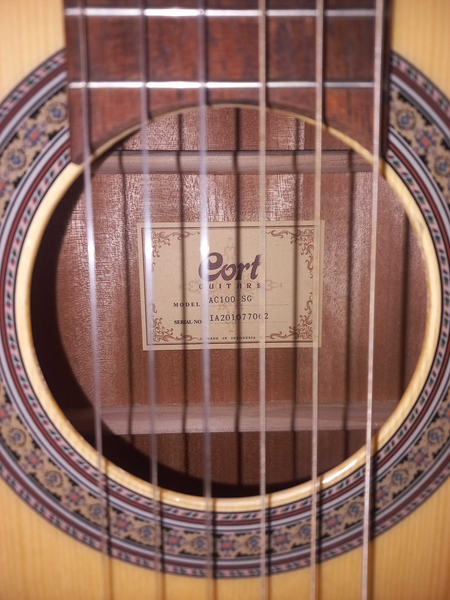Klassik gitara sotiladi