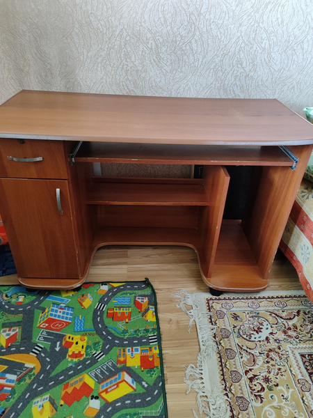 Продам компьютерный стол