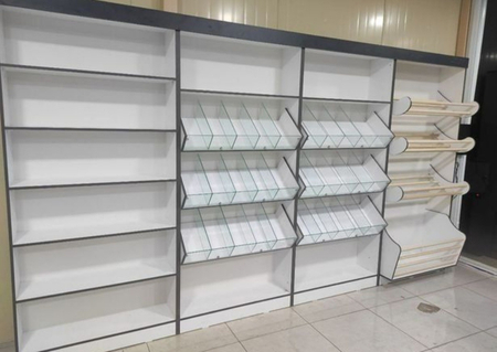 Vitrina mebel na zakaz dokonlar uchun vitrina stilaj polkalar