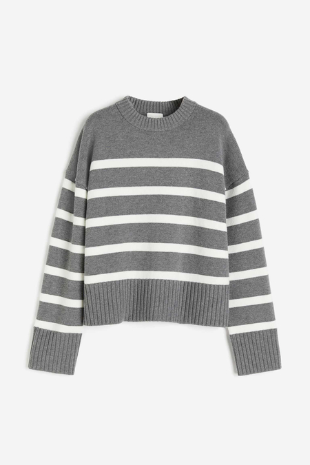 Свитер плотный h&m , шикарного качества, очень приятный на ощупь.Серый