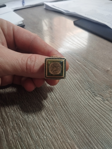 Tillo uzuk bn braslet sotiladi. Erkaklar un kumush uzuk ham.