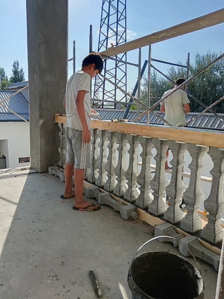 Balyasina (beton to'singlar) quyamiz va o'rnatamiz 70 ming