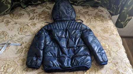 Куртка теплая с капюшоном на мальчика 7 лет.