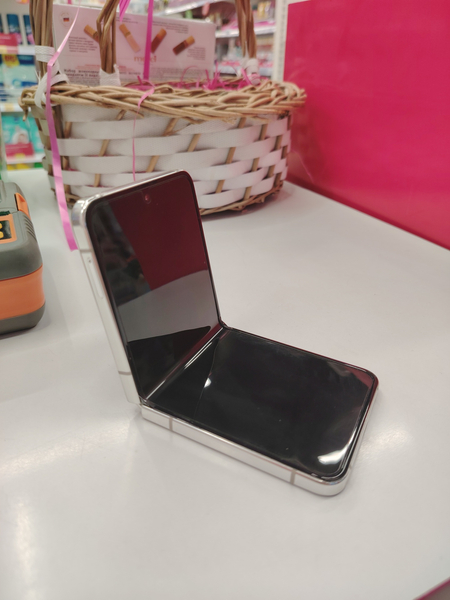 Samsung Galaxy Z Flip5. Цвет: кремовый/бежевый