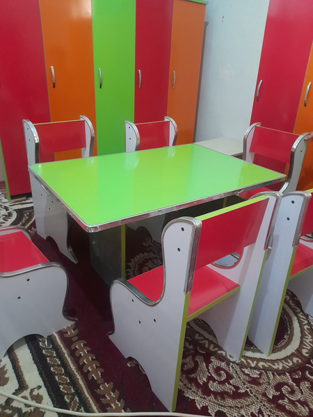 Bogcha uchun Stol 4 ta stuli bilan