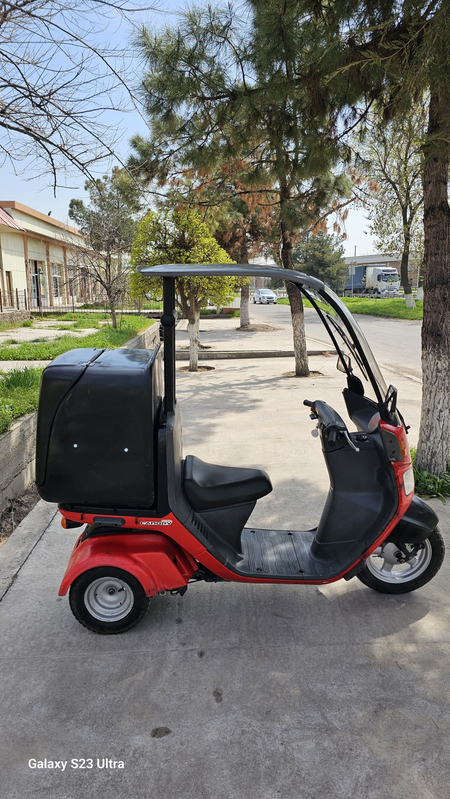 Продам скутер хонда канопия в хорошем состоянии