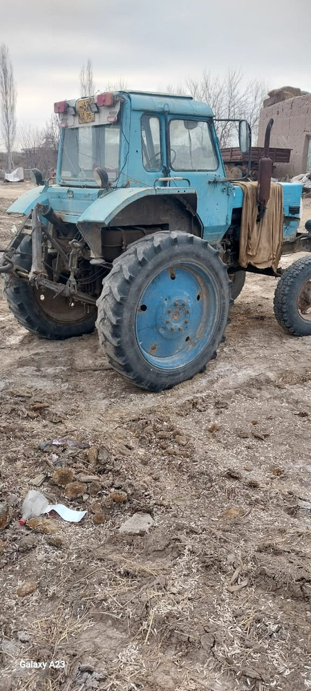 MTZ 80 sotiladi narxi kelishamiz adres Beruniy tumani biybozar ofiida