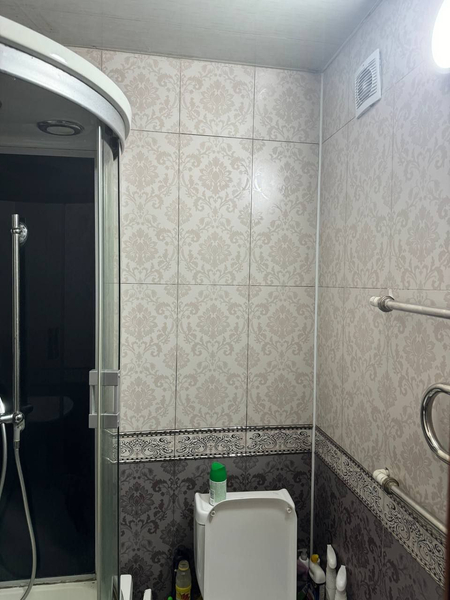 Сергили 8 2  хона 65 кв метр карзинкани оркаси 7 этаж  60 $ ками