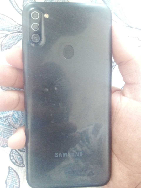 Samsung galaxly a 11  sotiladi