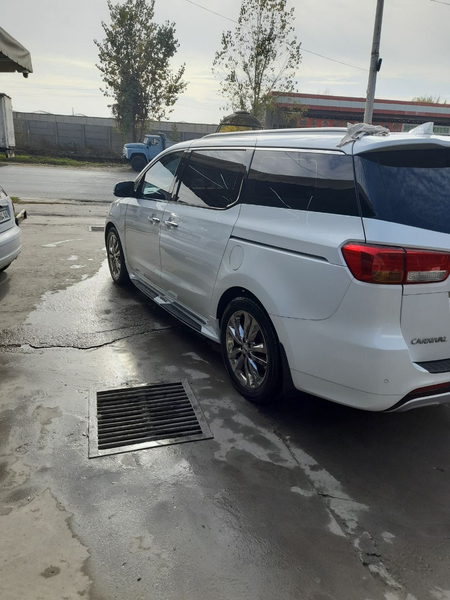 Kia karnival sotiladi