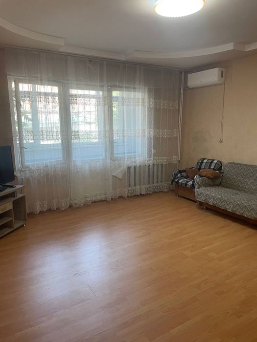 3 xonalik Parkentskiy bozor yonida sharoitlari bilan
