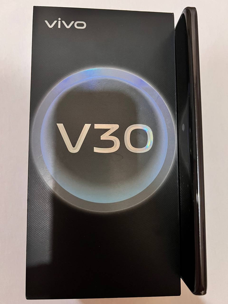 Vivo V30 в идеальном состоянии весь комплект